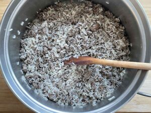 RIZ A DJEJ (CHICKEN WITH RICE AND MEAT) - https://dinas-kitchen.com